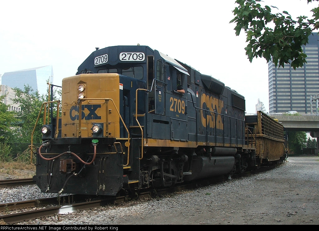 CSX 2709 C770 Leader